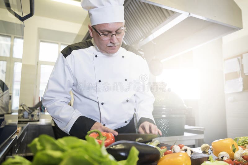 Cozinheiro Chefe Profissional No Trabalho Foto de Stock - Imagem de ...