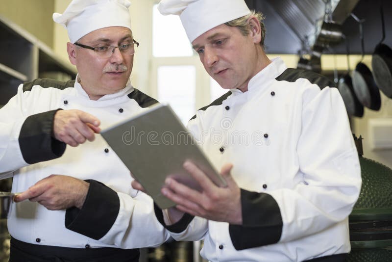 Cozinheiro Chefe Profissional No Trabalho Foto de Stock - Imagem de ...