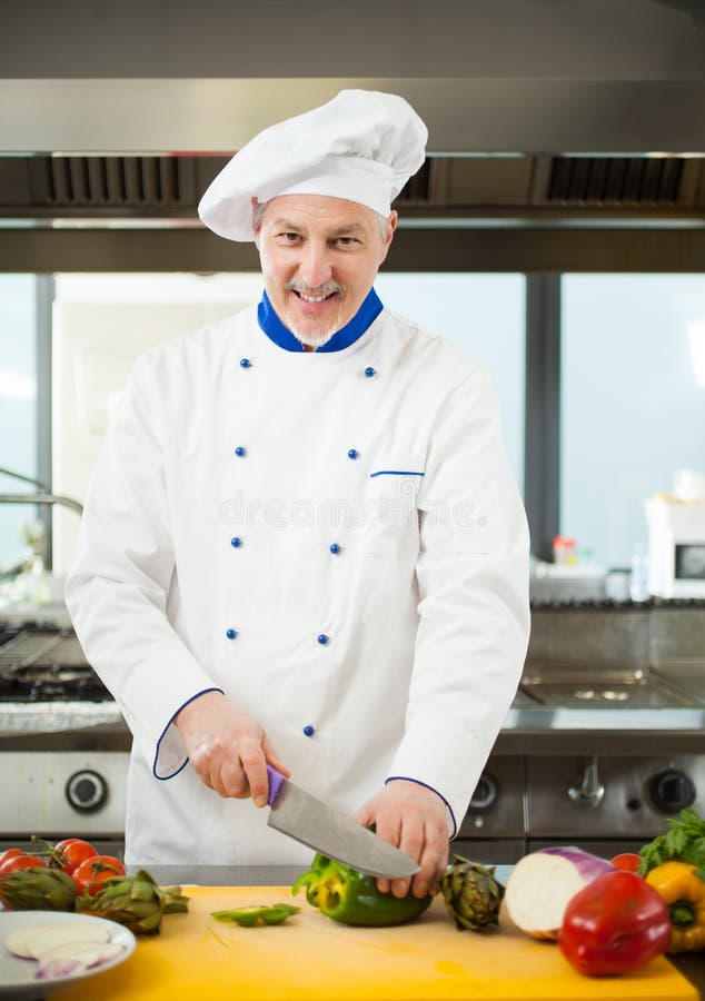 Cozinheiro Chefe Que Cozinha Em Sua Cozinha Foto de Stock - Imagem de ...