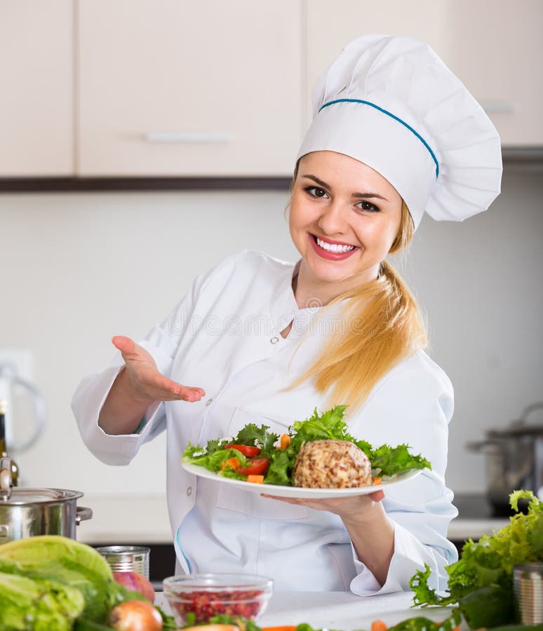 Cozinheiro Chefe Que Decora a Placa Da Salada Com Queijo E Sorriso ...