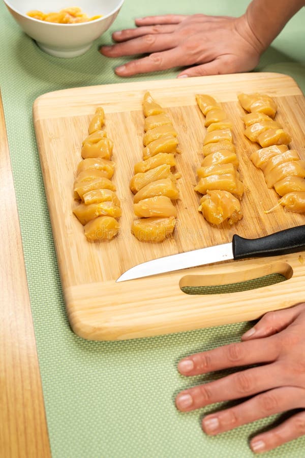 Cozinheiro Cortando Frango Freerange Em Uma Prancha Imagem de Stock ...