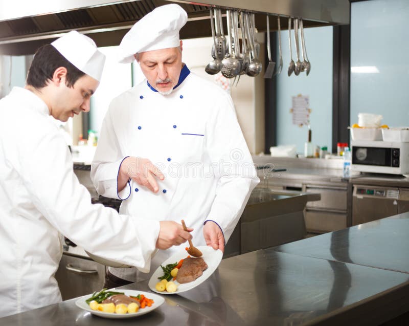 Cozinheiros Chefe No Trabalho Imagem de Stock - Imagem de oficina ...