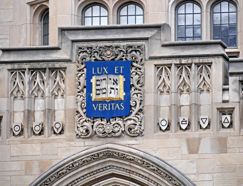 Yale Motto Sur Un Ancien Campus Image stock - Image du construction ...