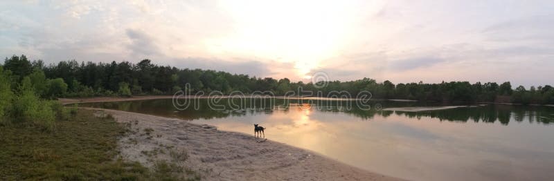 Cr?puscule de la Norfolk photo stock. Image of réflexion - 147054162
