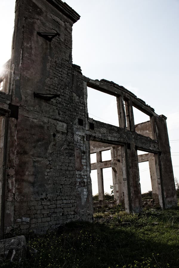 Crack roof column stock photo. Image of doomsday, elaboration - 160353108