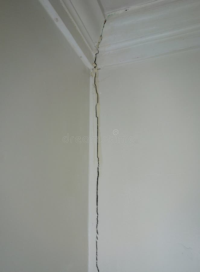 Crack in wall of a house stock photo. Image of home - 202924916