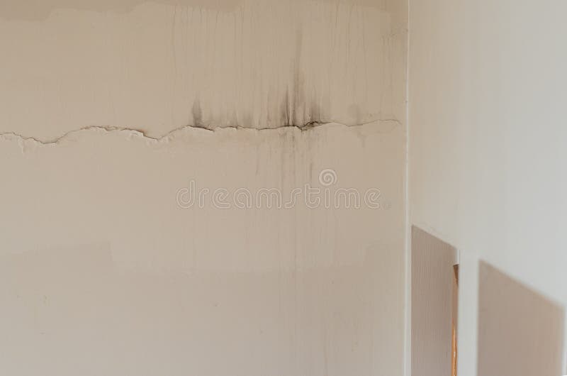 Crack and Water Leakage Problem in Interior Wall. Water Leakage ...