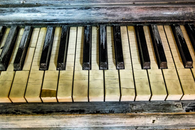 Cracked Keys of the Old Piano Stock Image - Image of decay, instrument ...