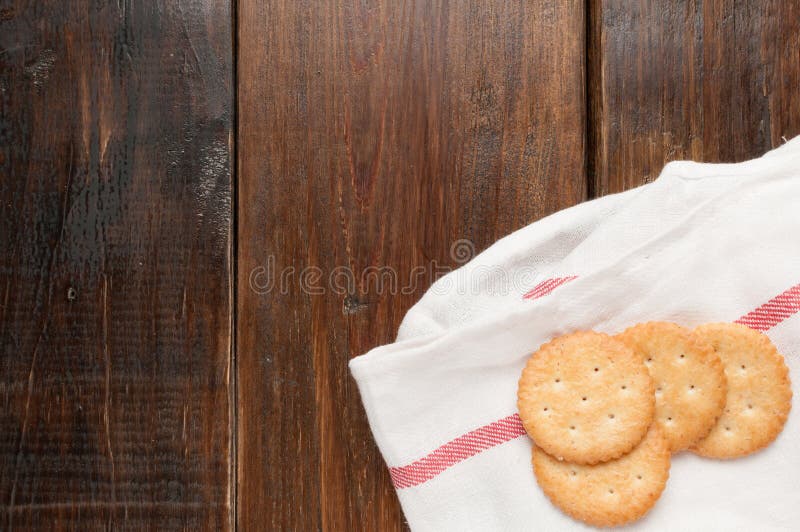 Cracker Op Witte Stof Over Houten Lijst Stock Afbeelding - Image of ...