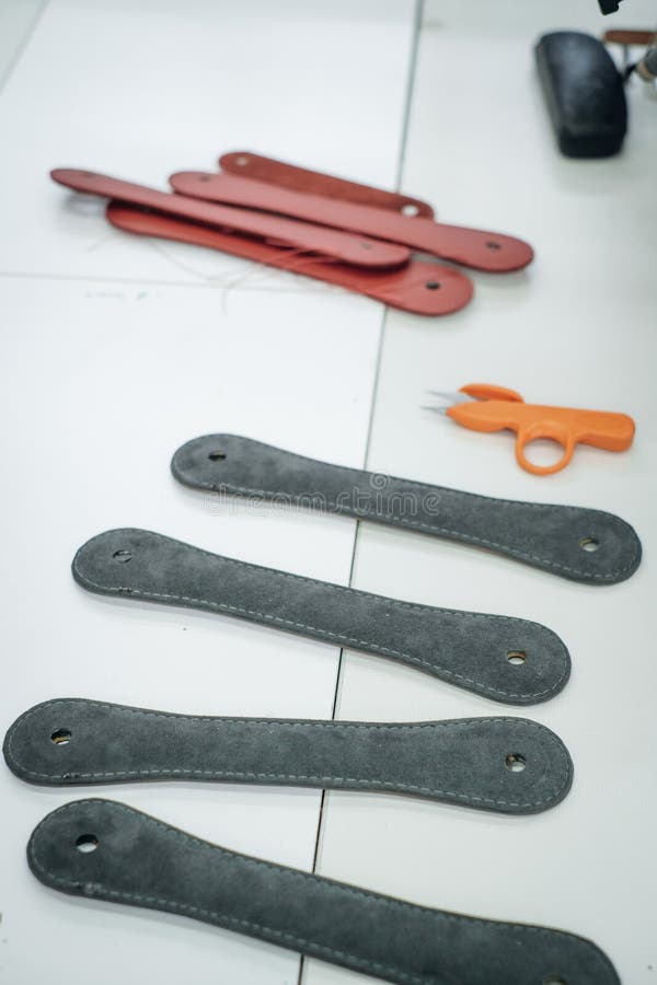 Crafting Leather: a Collection of Leather Pieces for an Artistic ...