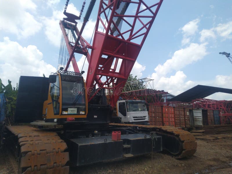 Crane Heavy Equipment at City in the Work Editorial Photography - Image ...
