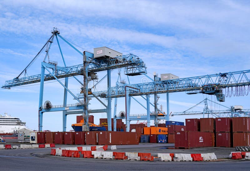 Crane for Loading Containers Onto Ships Editorial Image - Image of ...