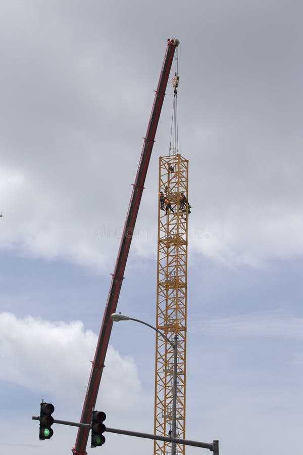 Crane Tower Assembly foto editorial. Imagen de cable - 125872271