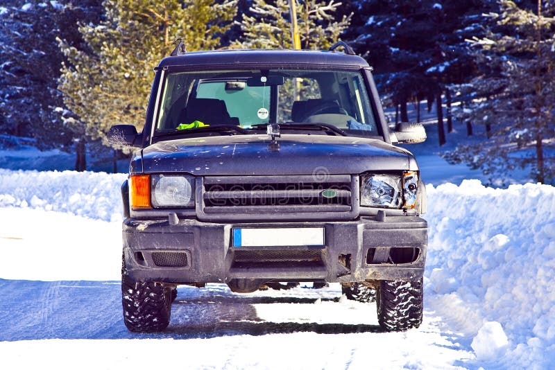 Crashed Land Rover Discovery in Snow Stock Photo - Image of offroad ...