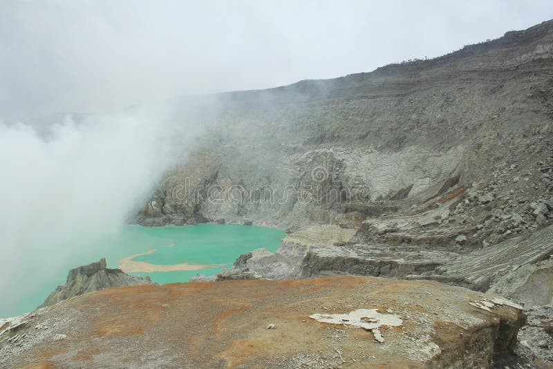 Lac acide, cratère d'Ijen image stock. Image du montagne - 47193761