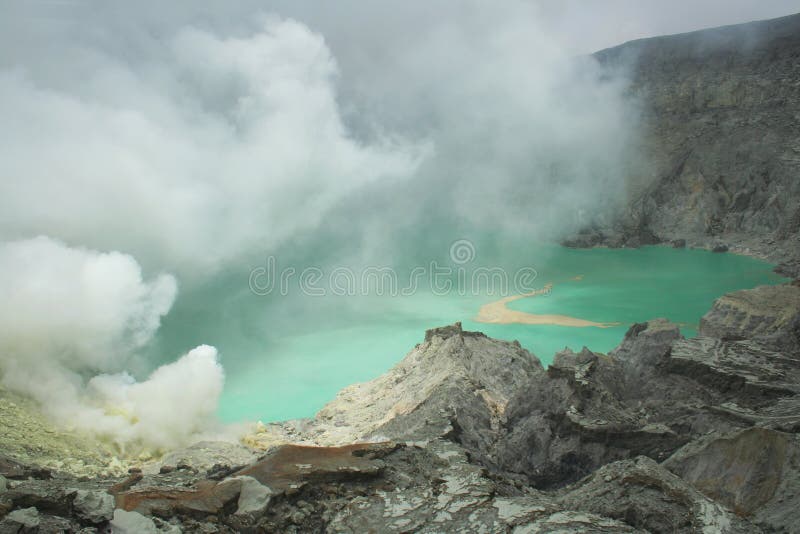 Lac et volcan Kawah Ijen image stock. Image du dessus - 136605769
