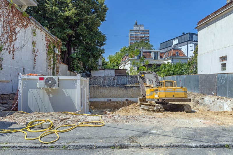 Crawler Excavator with Hydraulic Hammer for the Destruction of Concrete ...