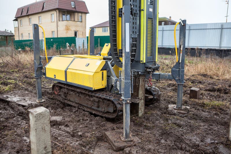 Crawler Mounted Piling Rig in Work, Conctere Pile Foundation for Frame ...