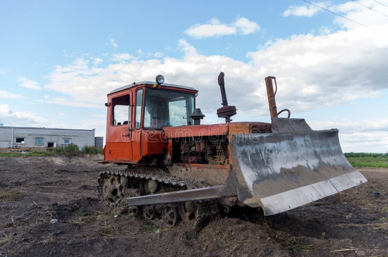 Gammal stor traktor fotografering för bildbyråer. Bild av gummihjul ...