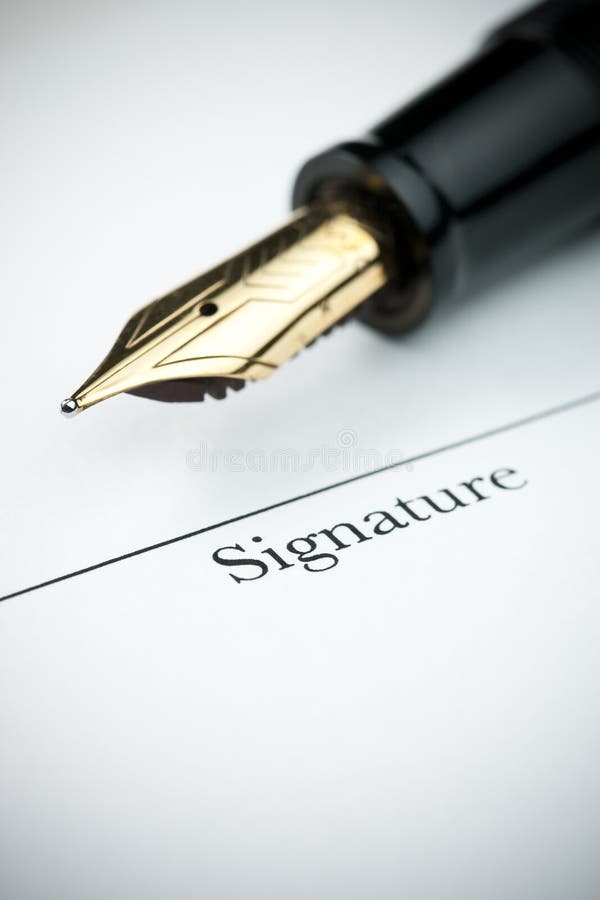 Crayon Lecteur D'or Avec La Ligne De Signature Du Document Photo stock ...
