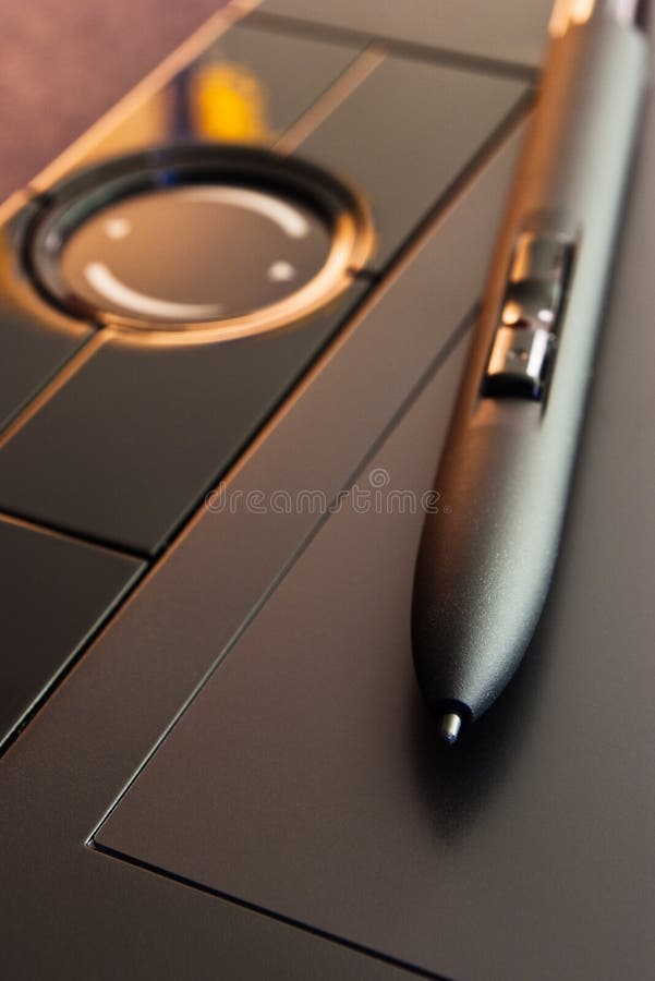 Crayon Lecteur Sur La Tablette Graphique Photo stock - Image du bouton ...