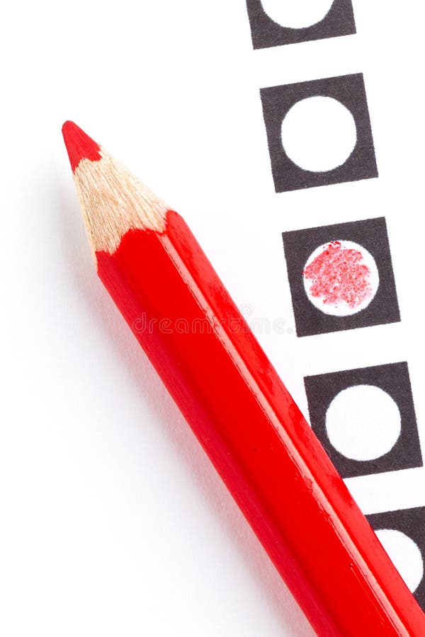 Crayon Rouge Sur Un Bulletin De Vote Image stock - Image du option ...