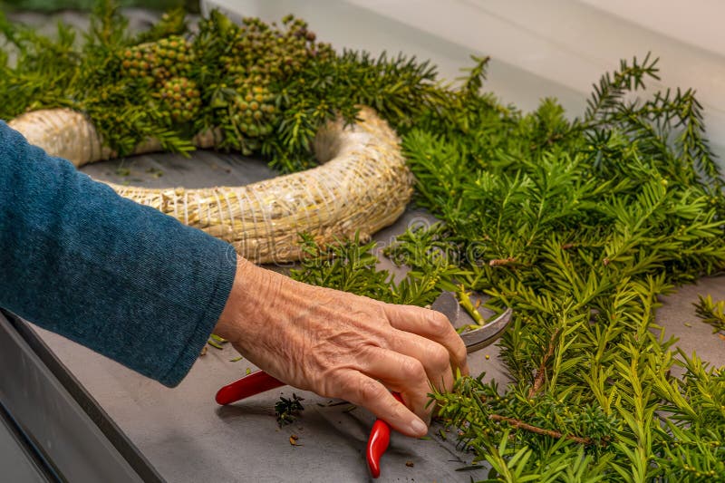 Creating a Seasonal Wreath with Fresh Greenery and Natural Elements at ...