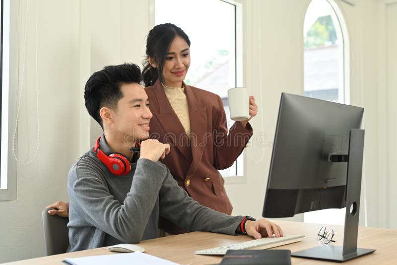 Creative People Team Sharing Ideas Business Strategy, Collaborating on ...