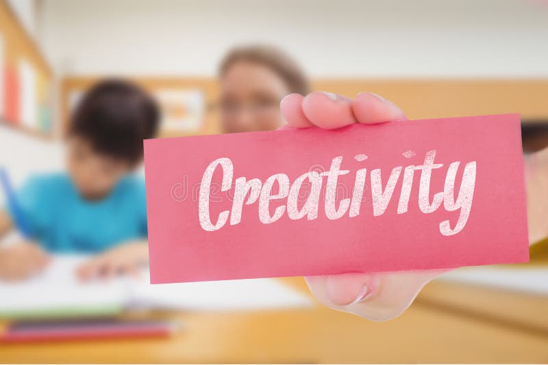 Creatividad Contra Alumno De Ayuda Del Profesor Bonito En Sala De Clase Foto De Archivo Imagen