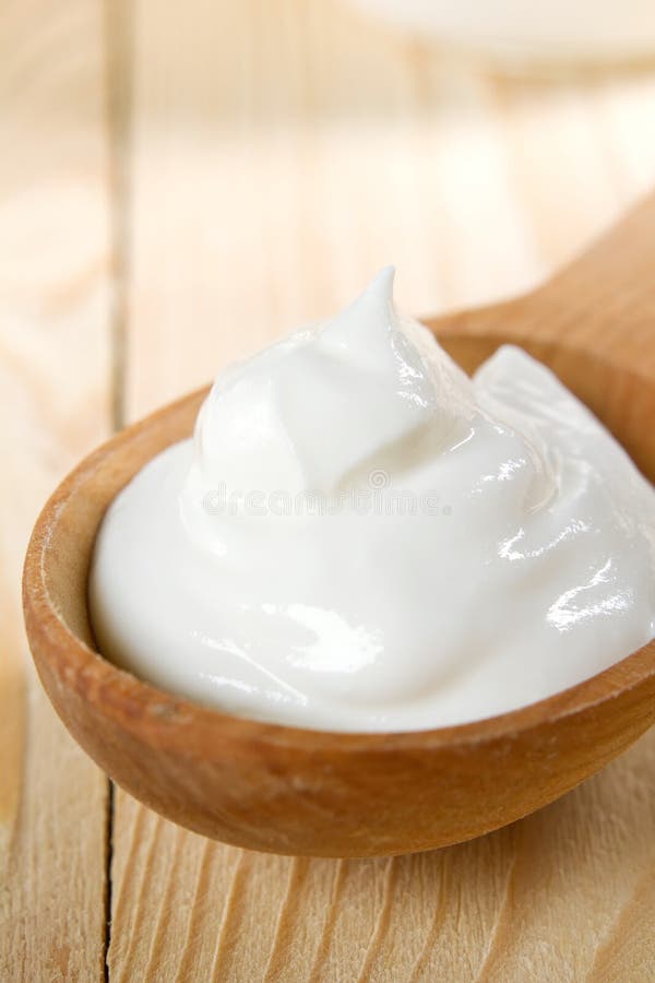 Crema Agria Fresca Con Cebolla Aislada En Blanco Foto de archivo ...