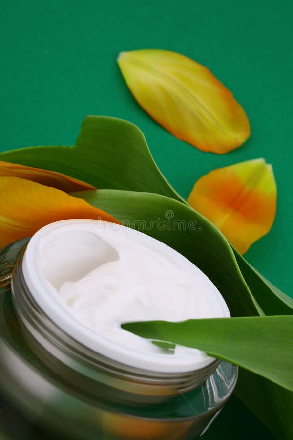 Crema cosmetica immagine stock. Immagine di fresco, occhio - 4616715