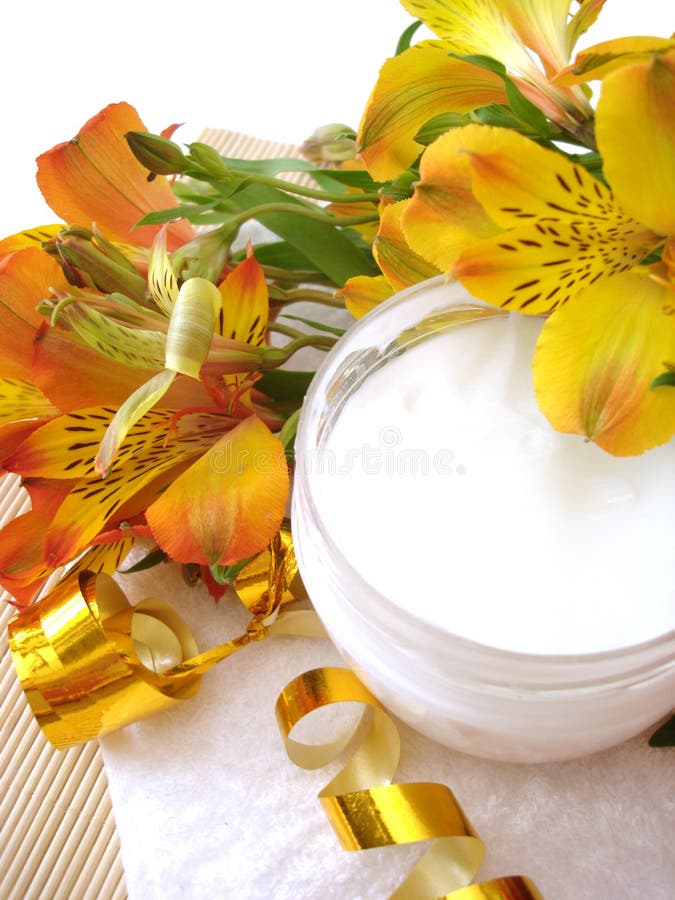 Crema Cosmetica Con I Fiori Fotografia Stock - Immagine di crema ...