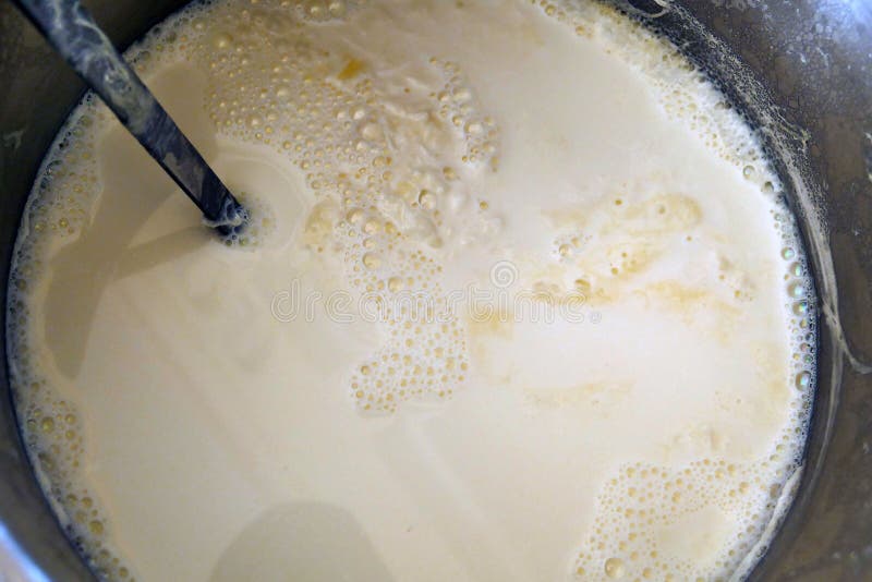 Crema De Leche Grasa En Leche Cocida Formada a Base De Leche De Vaca ...