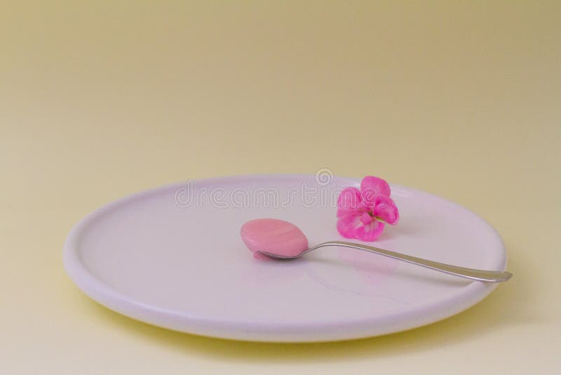 Creme Cor-de-rosa Delicioso Com Fundo Neutro Foto de Stock - Imagem de ...