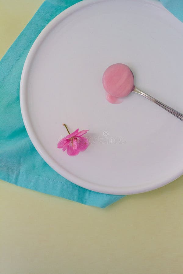 Creme Cor-de-rosa Delicioso Com Fundo Neutro Imagem de Stock - Imagem ...