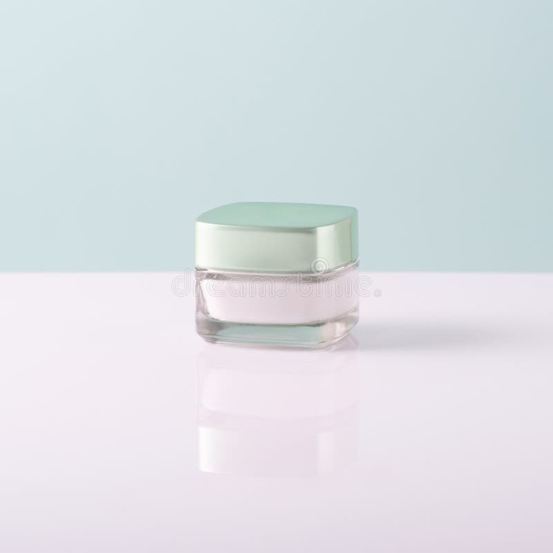 Creme Facial Num Recipiente De Vidro Com Fundo Branco E Azul Foto de ...