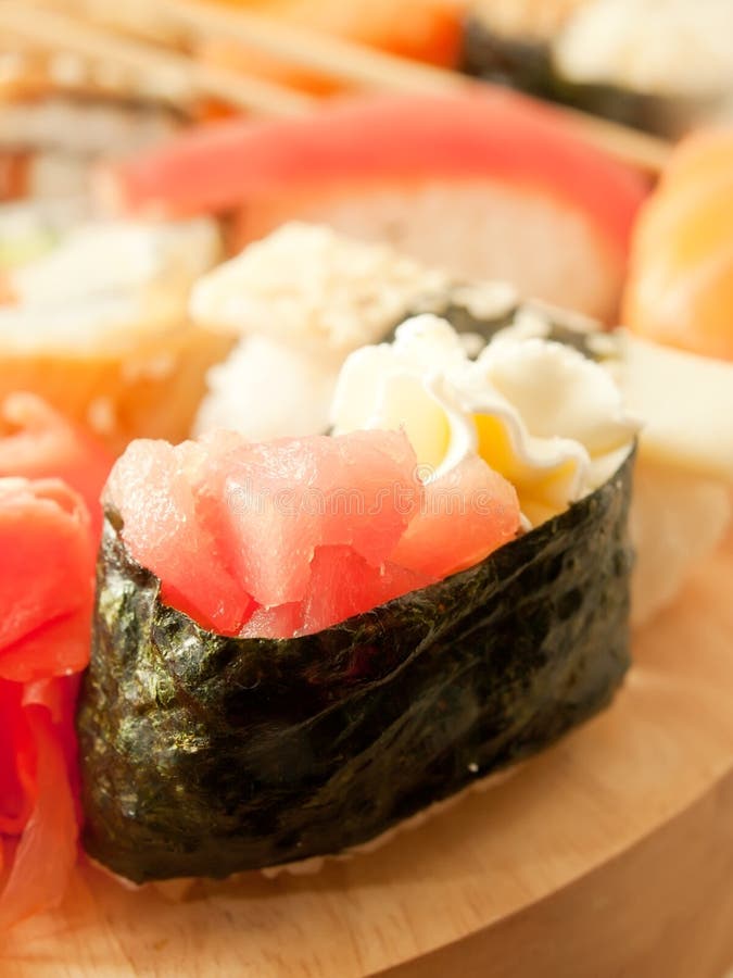 Creme-sushi Com O Atum Em Torno Do Jogo Do Sushi Imagem de Stock ...