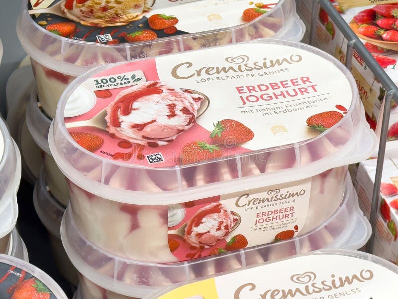 Cremissimo Erdbeer Joghurt Ice Cream Containers with Strawberries ...