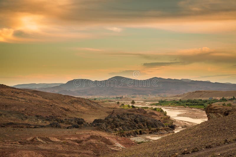 Planalto Elevado Nas Montanhas Do Atlas, Marrocos Foto de Stock ...