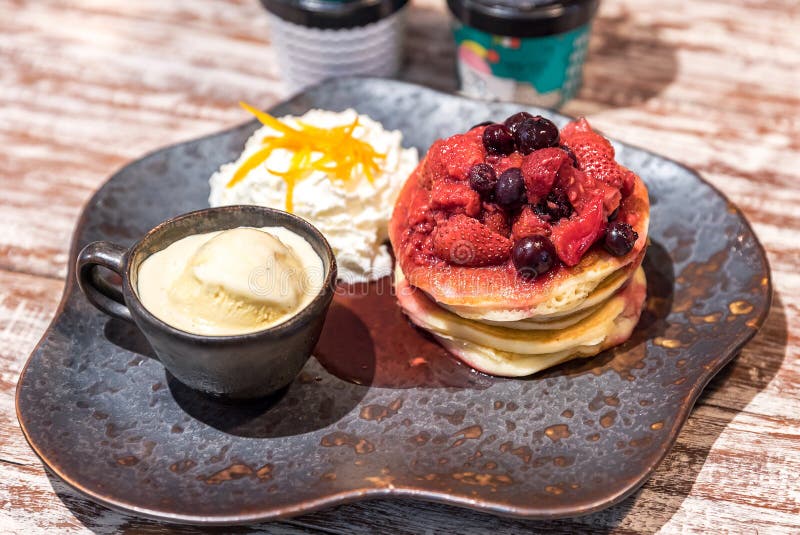 Crepe con helado foto de archivo. Imagen de arce, dulce - 111855520