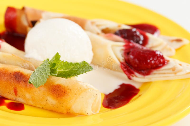 Crepes Con La Cereza, La Salsa Y El Helado Imagen de archivo - Imagen ...