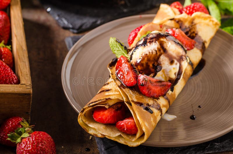 Postre - crepes con helado imagen de archivo. Imagen de coma - 9463133