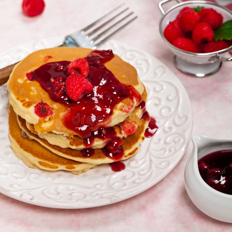 Crepes Con La Salsa De La Frambuesa Imagen de archivo - Imagen de baya ...