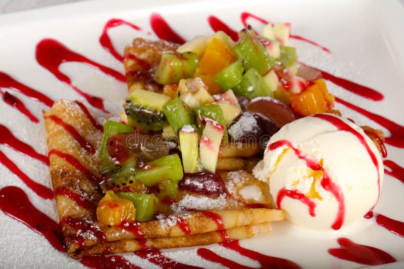 Crepes con las frutas imagen de archivo. Imagen de postre - 124920949