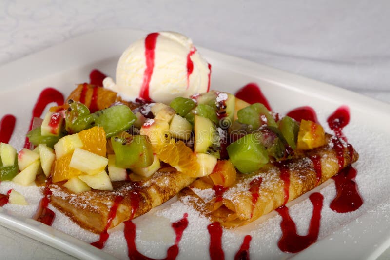 Crepes con las frutas foto de archivo. Imagen de dulce - 125551140