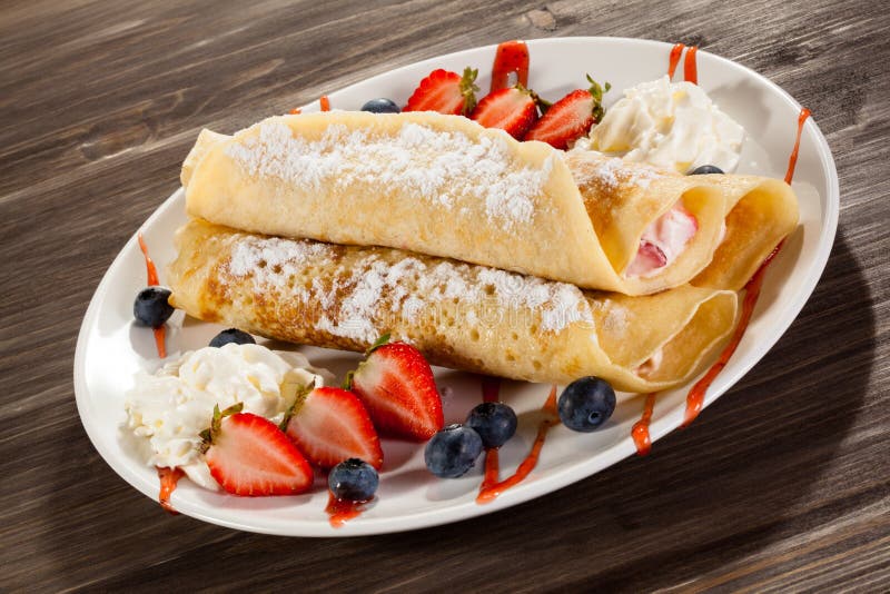 Crepes con las frutas imagen de archivo. Imagen de crema - 61891551