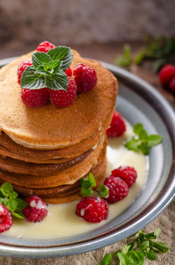 Crepes Con Salsa De Vainilla Foto de archivo - Imagen de sésamo, dorado ...