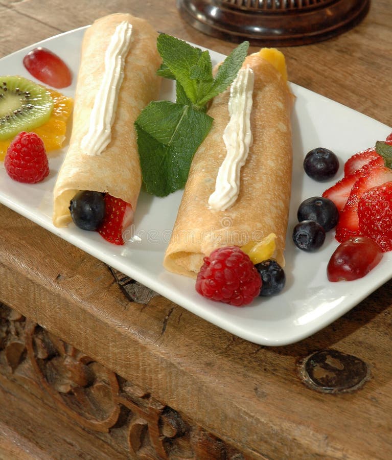 Crepes de la fruta foto de archivo. Imagen de menta, fresa - 4983302