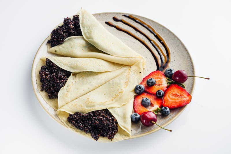 Crepes De Postre Dulce Con Quinua Sobre Fondo Blanco Imagen de archivo ...