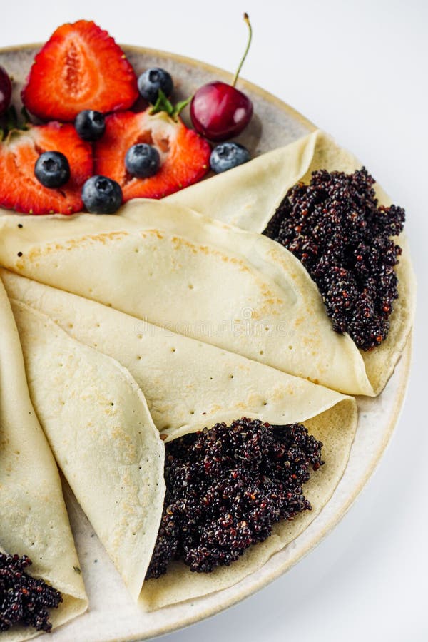 Crepes De Postre Dulce Con Quinua Sobre Fondo Blanco Foto de archivo ...